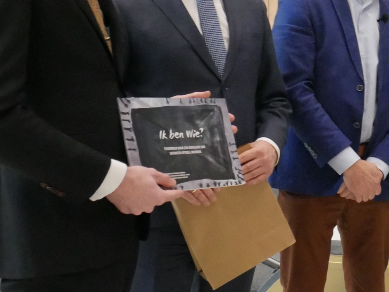 Aanbieding boek - Ik ben Wie? - aan tweede kamerleden - Licht op Levens